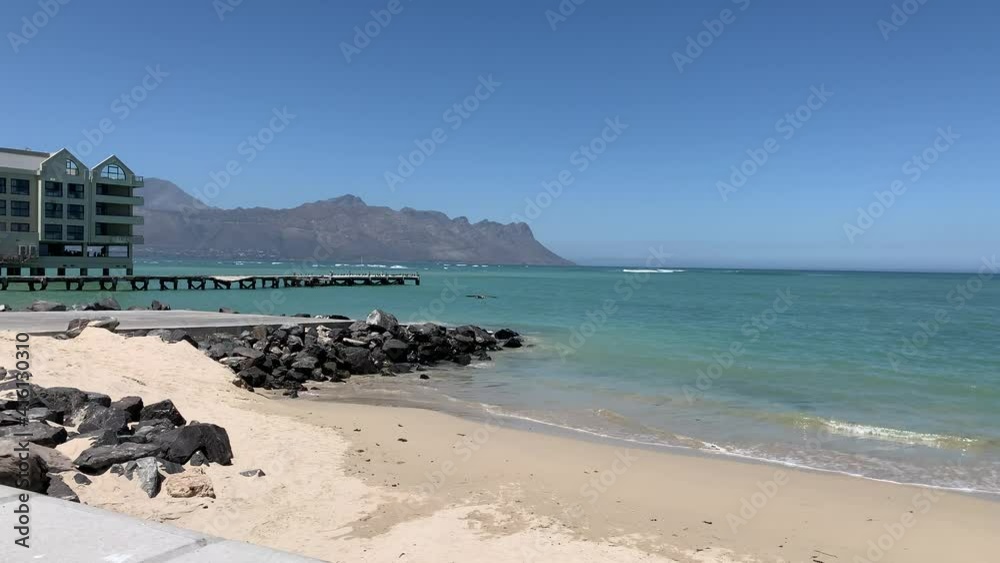 Vidéo Stock White sandy Strand Beach and clear waters of False Bay and ...