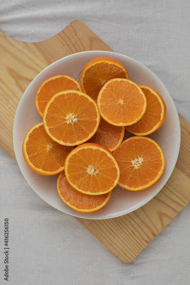 Foto de bodegón de naranjas sobre plato y tabla de cocina en mantel de ...