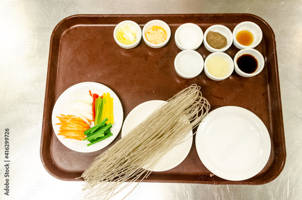 Bandeja com ingredientes tradicionais de comida coreana Stock Photo ...