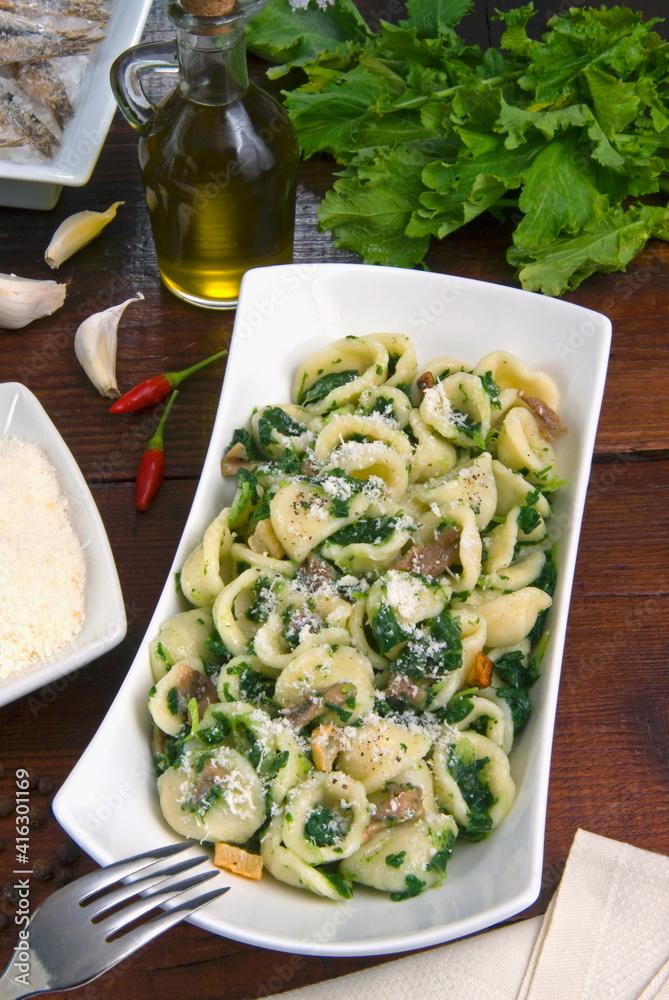 Orecchiette (little ears), a type of pasta of Apulia, with broccoli ...