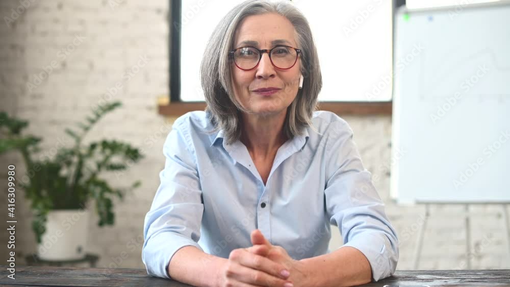 Vidéo Stock Friendly senior female teacher manager with pleasant smile ...