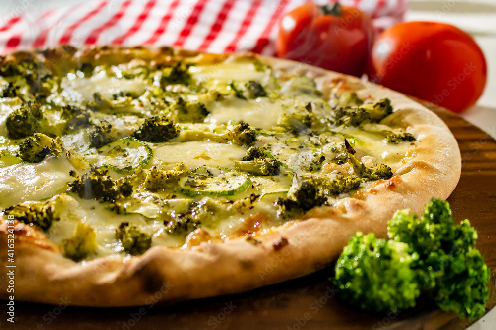 Pizza de Brócolis com Mussarela vegetariana quente sobre a mesa ...