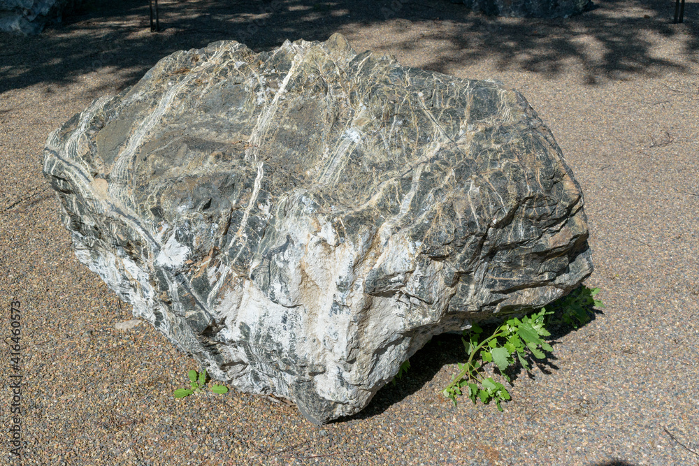 Lump mineral is serpentinite with chrysotile asbestos. Ak-Dovurskoye ...
