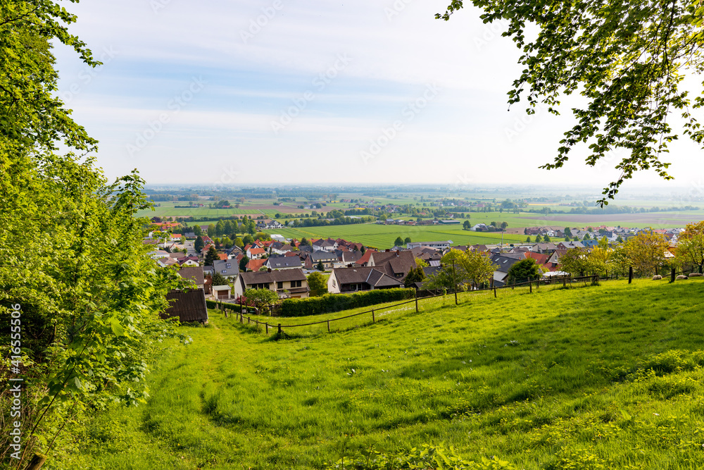 Kleine Ortschaft mit Einfamilienhäusern am Fuße eines Hügels Stock ...