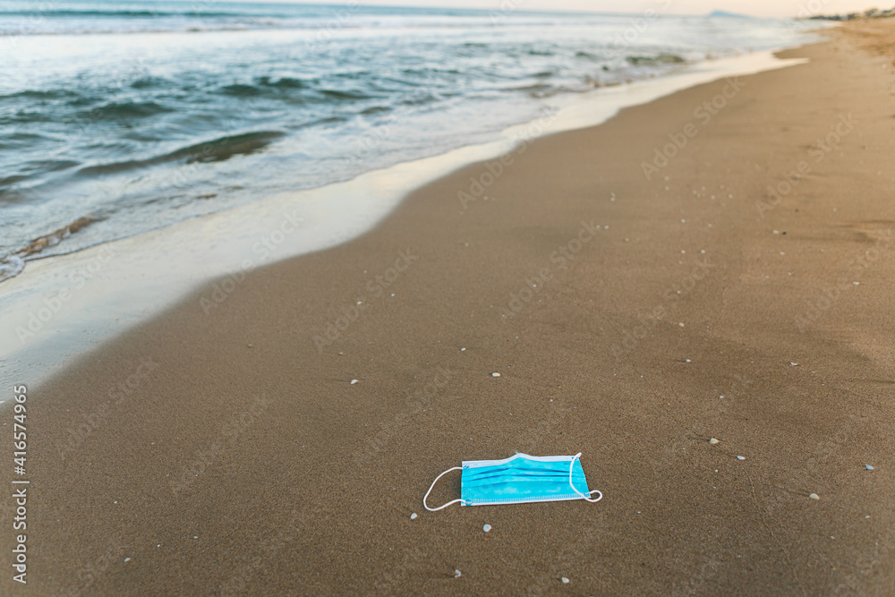 Foto de Disposable medical face masks and plastic pollution in nature ...