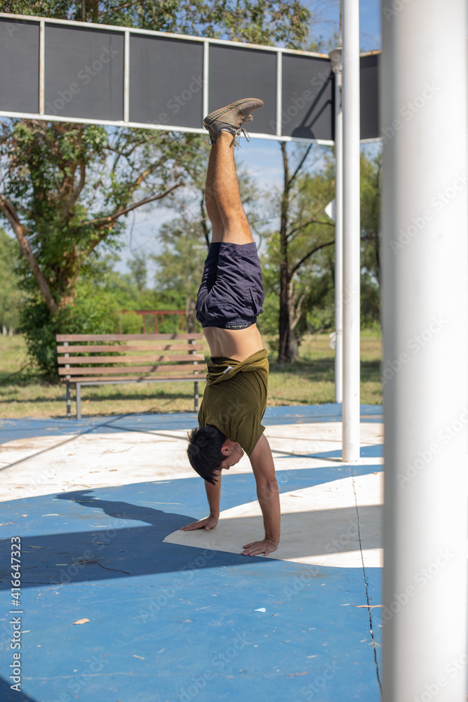 Hombre joven parado de manos en ñu guazu luque asunción con mucho calor ...