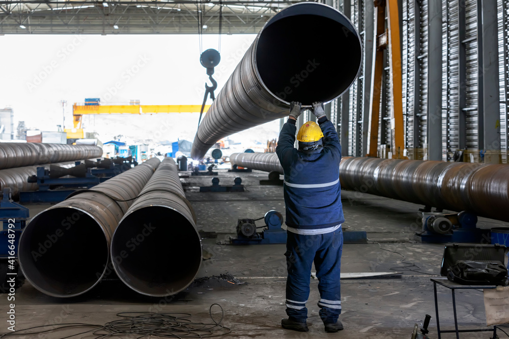 Foto de Spiral pipes. Spiral-welded pipe is produced from coils of ...