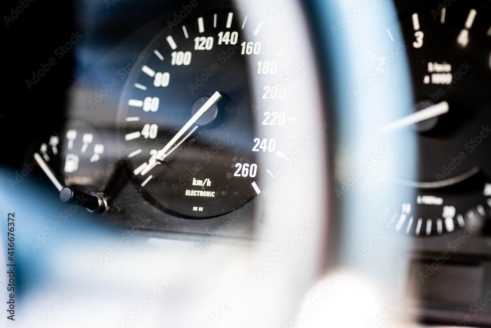 Innenraum und Tacho von einem Auto Stock-Foto | Adobe Stock