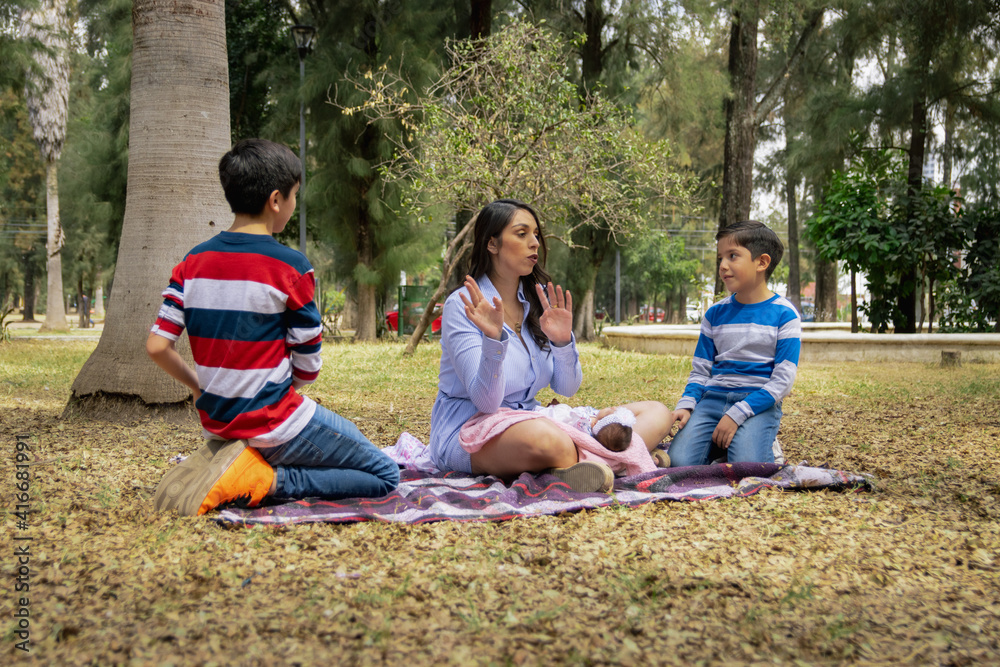 mama regañando a sus hijos en el parque Stock Photo | Adobe Stock