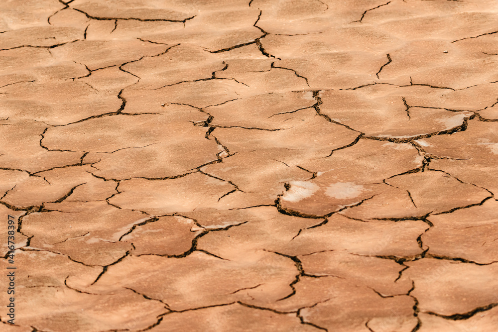 Tierra seca y agrietada cuarteada por el sol y la sequía Stock Photo ...