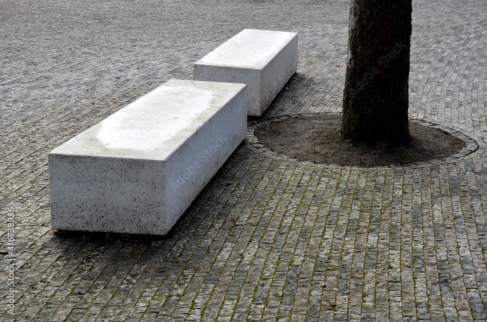 Fotka „concrete white park bench block shape on square, clean smooth ...