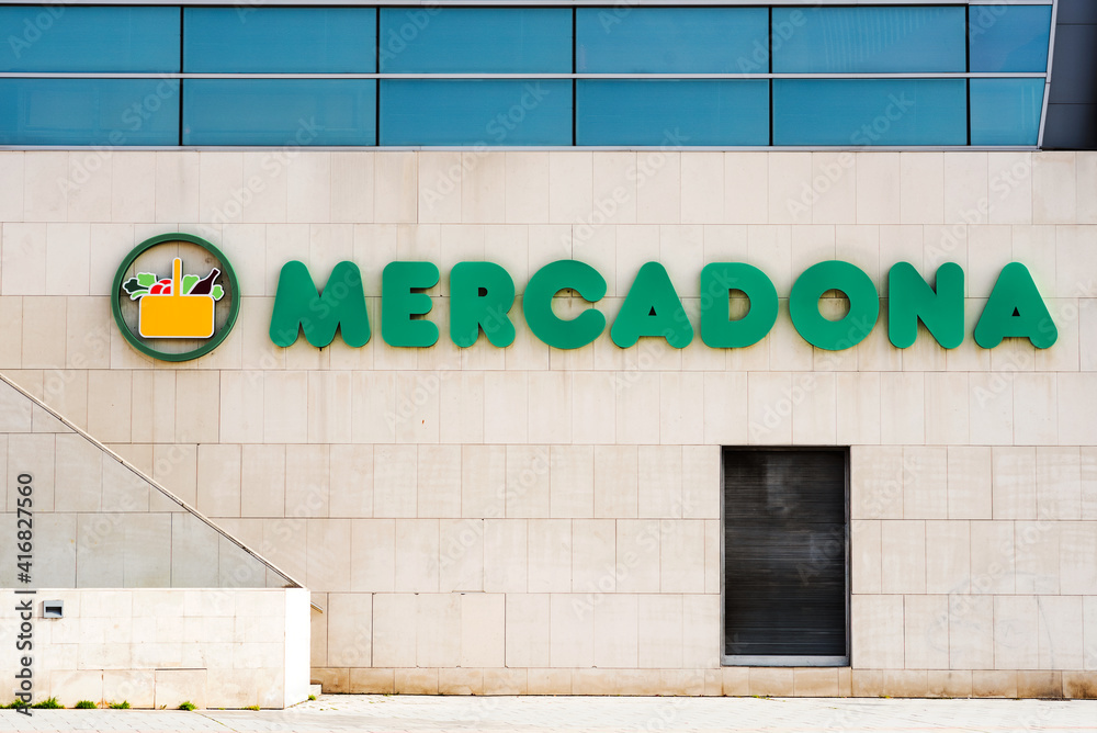 Foto de Mercadona store.Spanish Mercadona supermarket logo on a facade ...