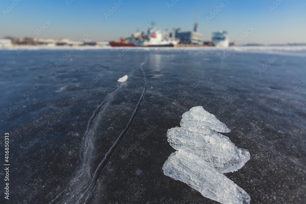 Foto de Massive different ship vessels trapped in ice tries to break ...