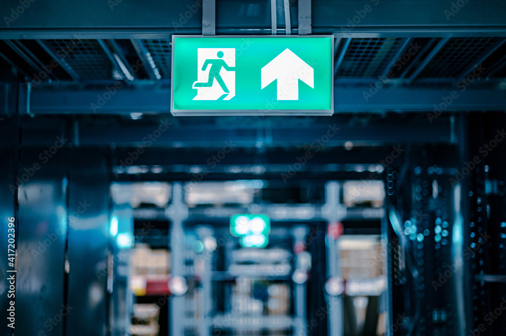 Foto de Green emergency exit sign or fire exit sign showing the way to ...