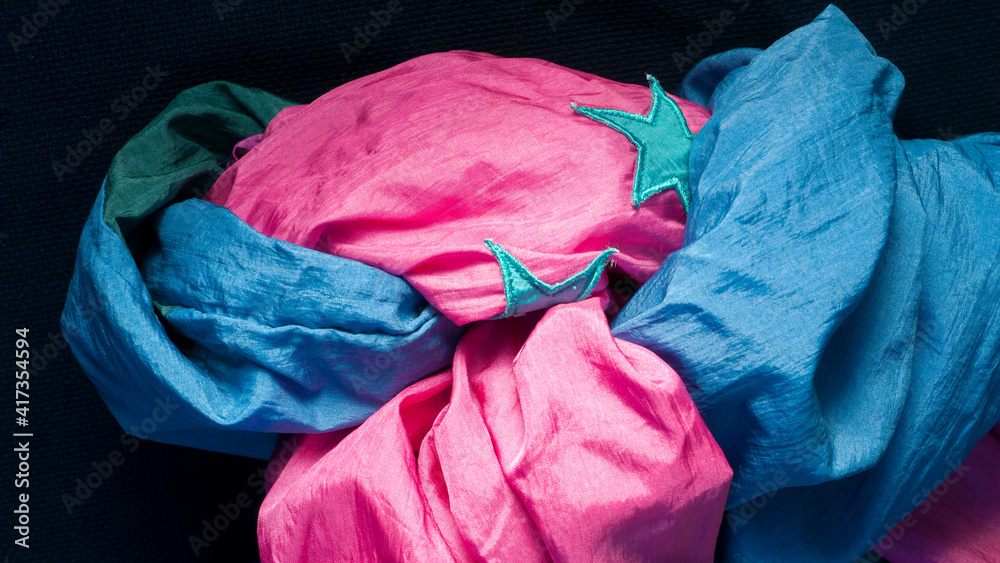 Parches de estrella azules cosidos en tejido táctel azul y rosa Stock ...