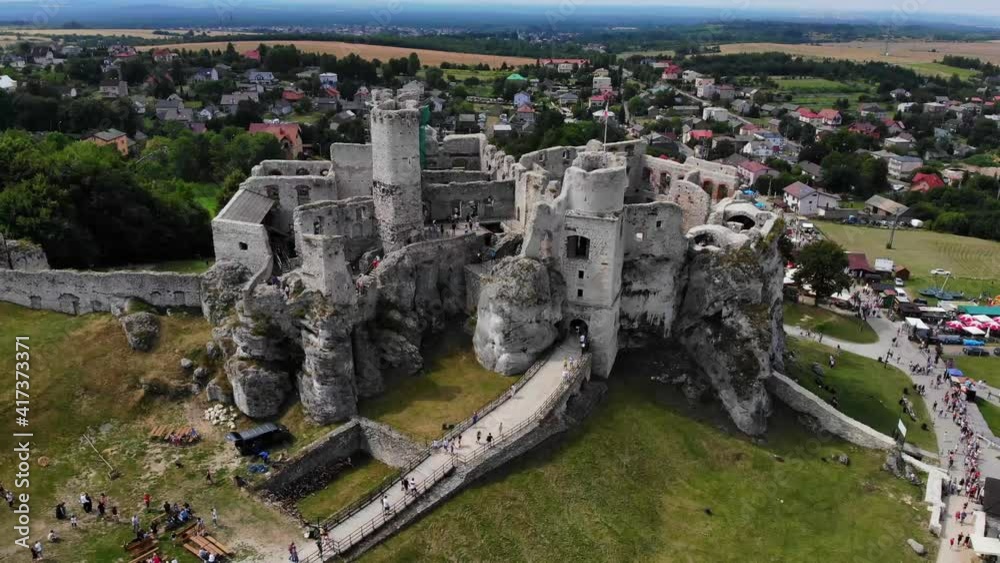 Witcher Castle Zoom Out Shot - The medieval castle known as ...