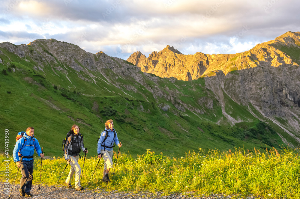 Bergwanderer genießen die Ruhe und die wärmende Morgensonne im Gebirge ...