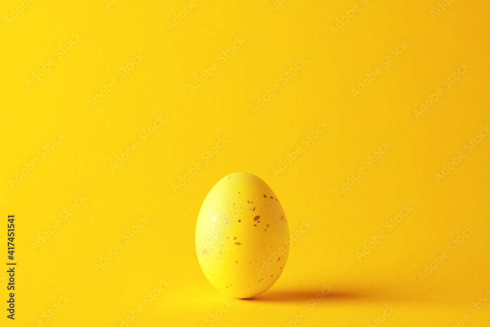 Easter yellow egg on a yellow background. Close up. Stock 写真 | Adobe Stock