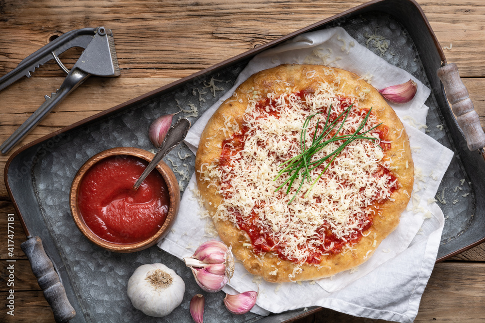 Foto de Classic Hungarian street food Langos, fried bread topped with ...