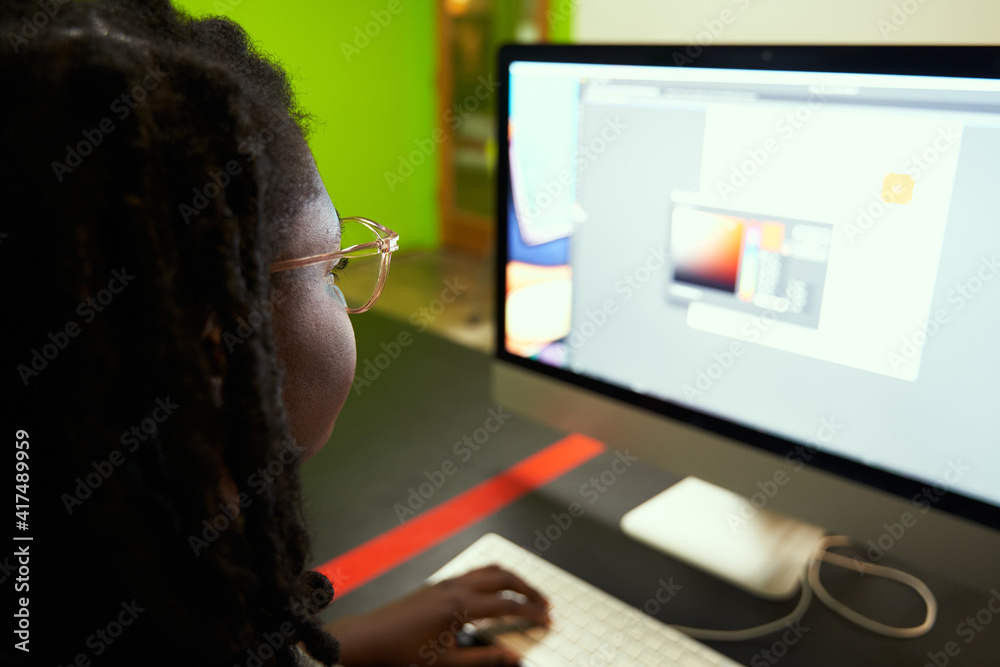Black woman college student studying in computer lab Stock Photo ...