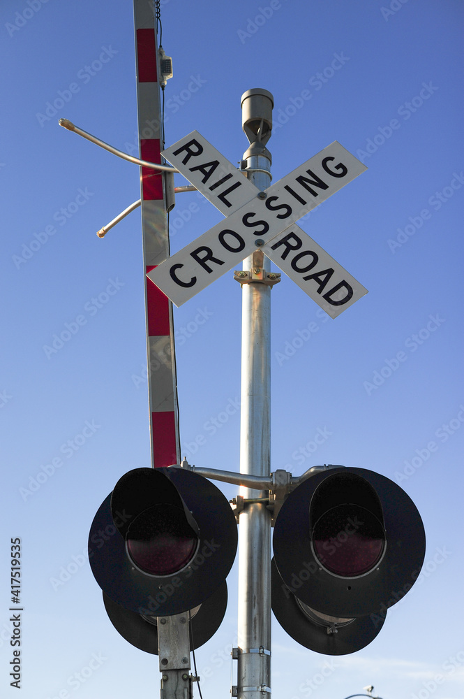 Foto de Railroad crossing sign, red warning lights and gate do Stock ...