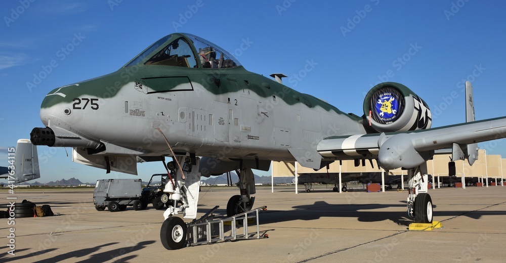 Foto de An Air Force A-10 Warthog/Thunderbolt II parked on a runway. do ...