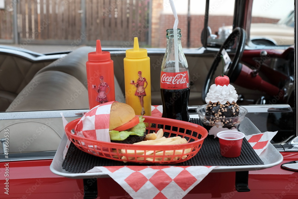 Car Food Tray mit amerikanischem Fast Food der Fünfziger Jahre und Coca ...