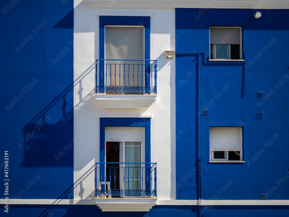 Fachada de edificio residencial en color azul y blanco Stock Photo ...