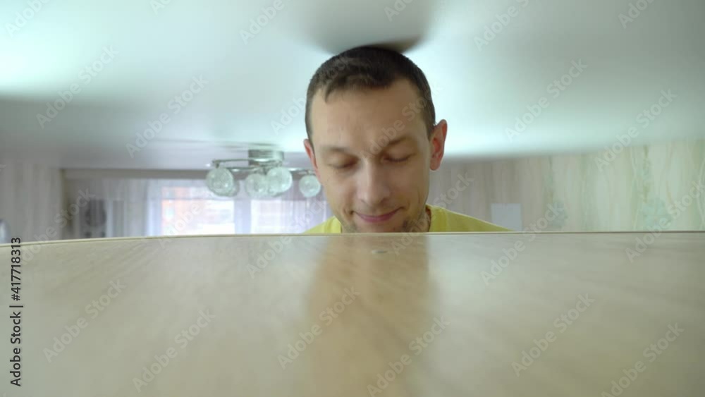 Vidéo Stock the concept of cleaning the house. a man is dusting a tall ...