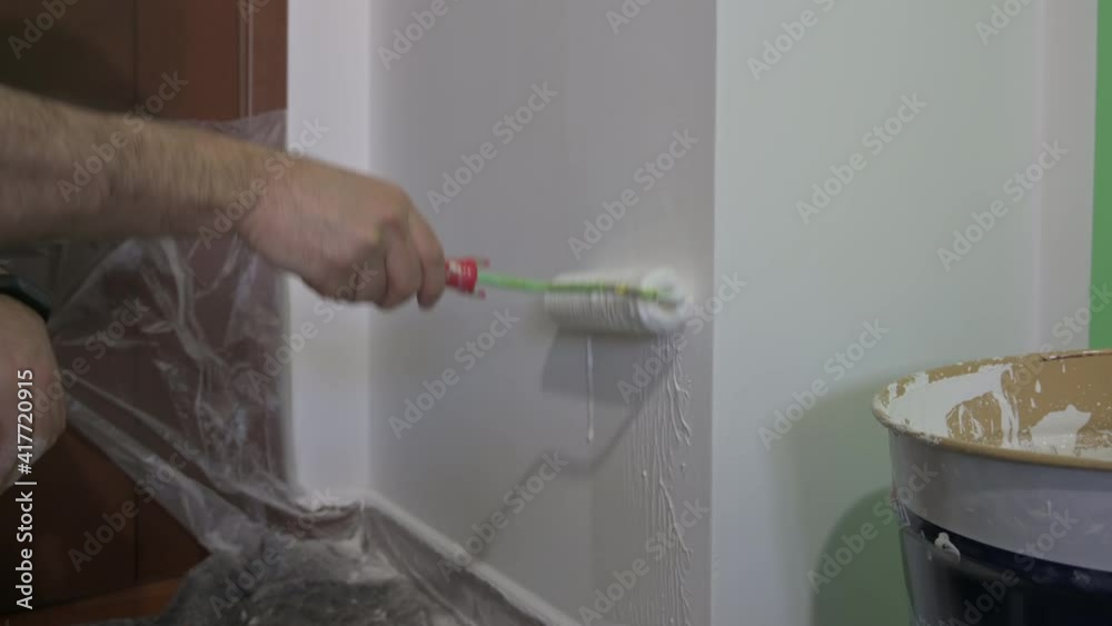 Vídeo do Stock: Close up shot on the handle of the roller to give the ...