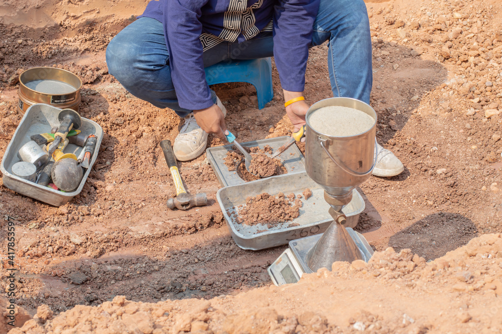 Foto de Worker using equipment for testing laboratory field density ...