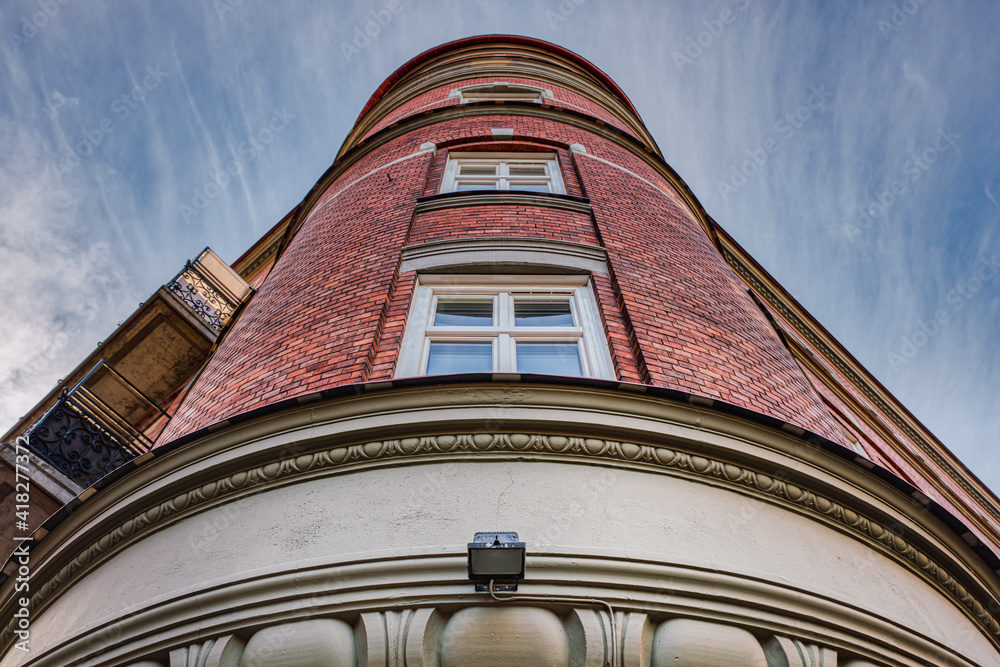 Foto de Cylindrical Classical building facade made of bricks with ...
