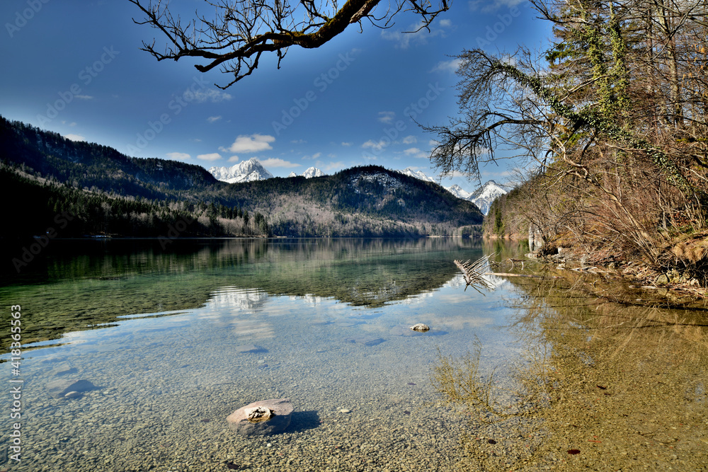 Der idyllischer Bergsee mit klarem Wasser und blick auf die Alpen ...