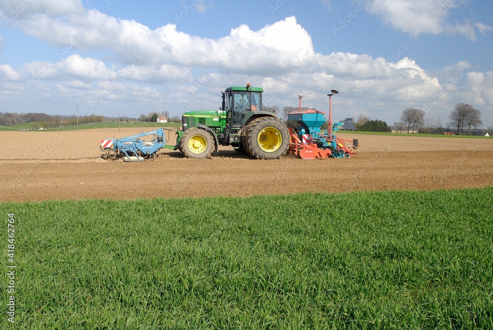 Cultures, semis lin, tracteur et semoir 26 rangs foto de Stock | Adobe ...