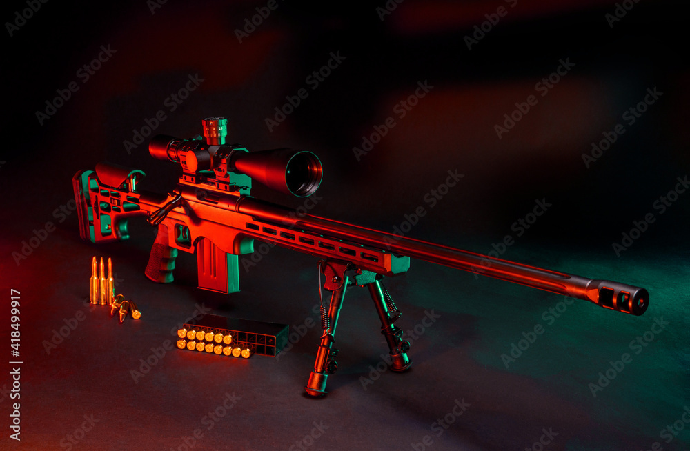 Foto de Modern powerful sniper rifle with a telescopic sight mounted on ...