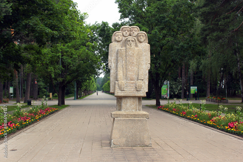 Foto de RIGA, LATVIA - JULY 10, 2017: Main alley in Mezaparks ...
