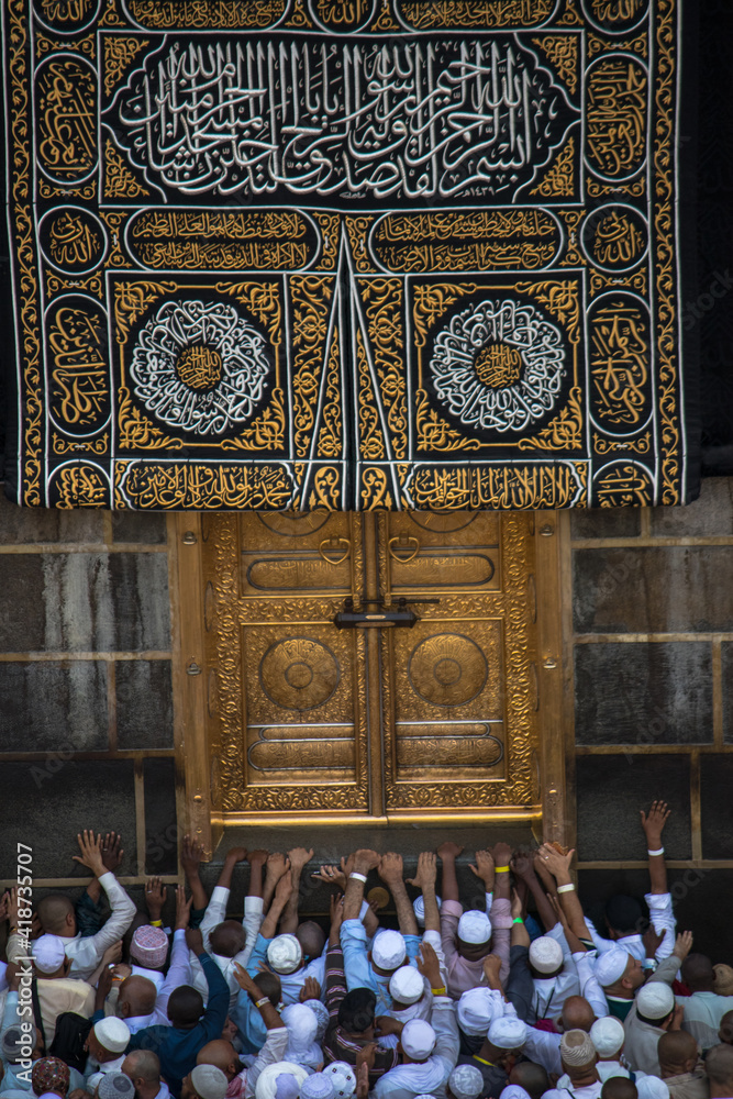 Foto de The door of the Kaaba - Multazam. Muslim pilgrims in motion in ...