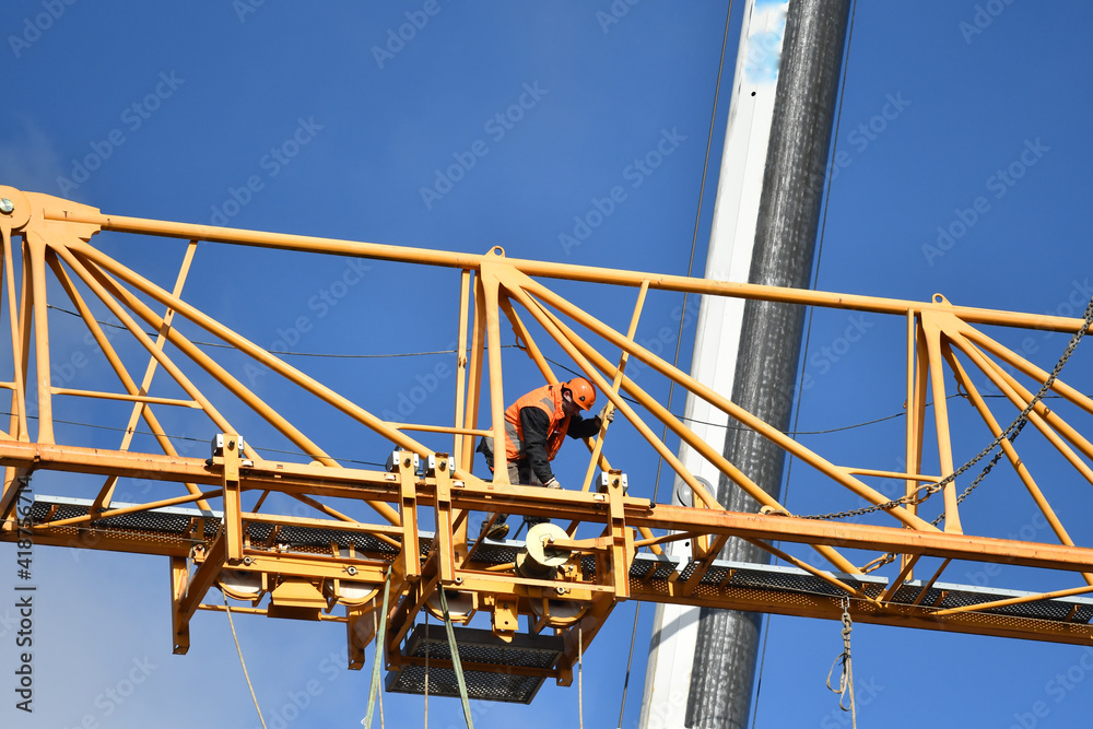 montage d'une grue de chantier foto de Stock | Adobe Stock