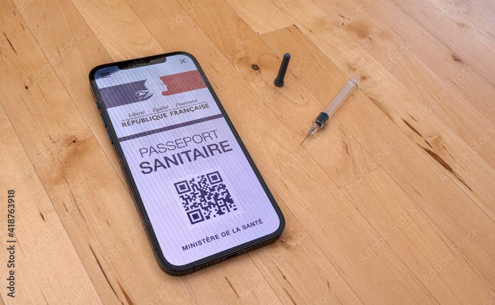 Passeport sanitaire - Concept de certificat de vaccination sur un téléphone portable permettant ...