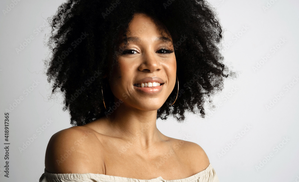 Optimist Young female model of afro appearance. Photo shoot in a photo ...