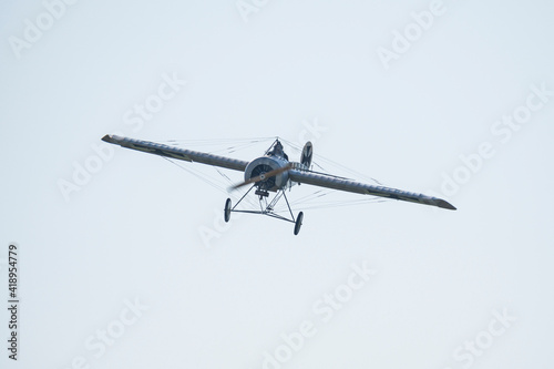 Single-engine mid-fuselage wing mount aircraft with transverse control ...