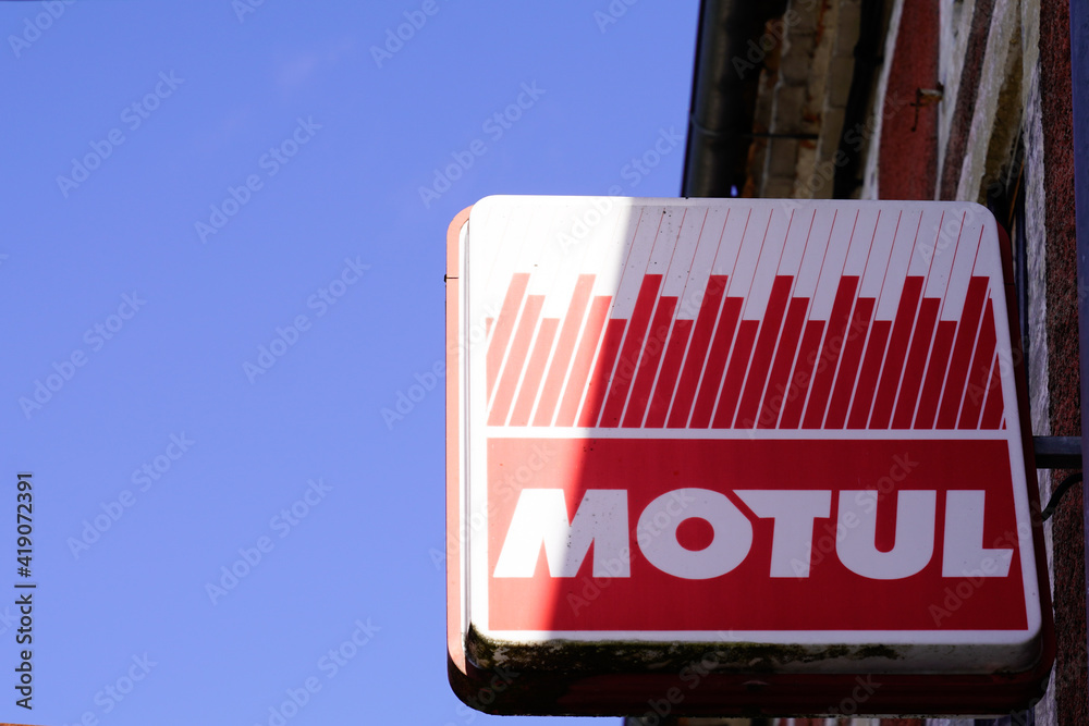 Foto de motul motor oil logo text and sign French brand of lubricants ...