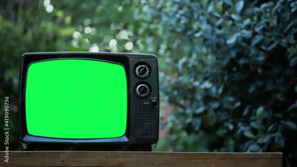 Video Stock Vintage TV Set with Green Screen Outdoors. Zoom In. You can ...