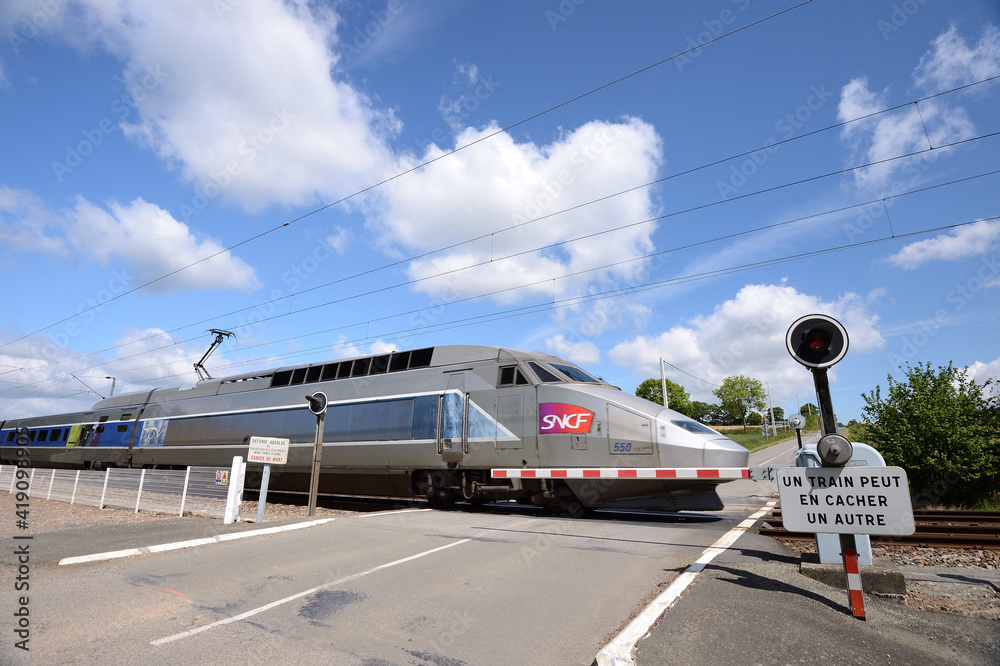 Fotografia do Stock: Passage à niveau automatique, passage d'un TGV ...