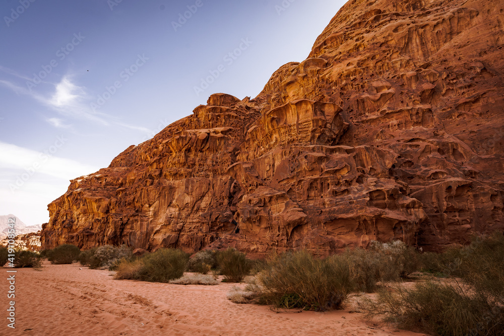 Wadi Rum or Moon Valley is a nature reserve in the south of Jordan 스톡 ...