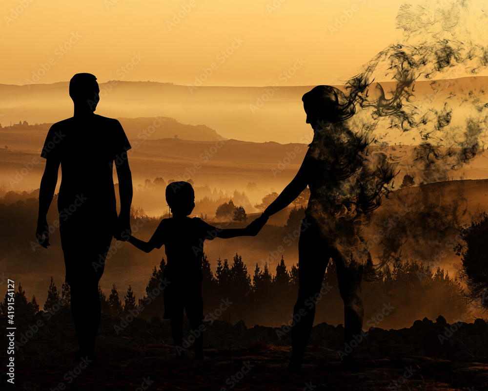 Foto de Silhouette de familia en negro. La figura de la mujer se ...