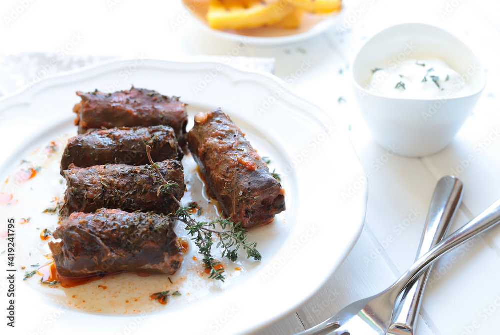 Cibo rumeno. Foglie di vite ripiene noto come Sarmalute in foi de vita ...