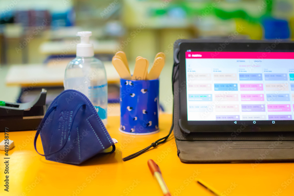 Materiales de una aula moderna. En concepto de educación Stock Photo ...