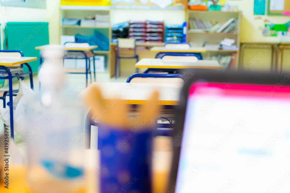 Materiales de una aula moderna. En concepto de educación Stock Photo ...