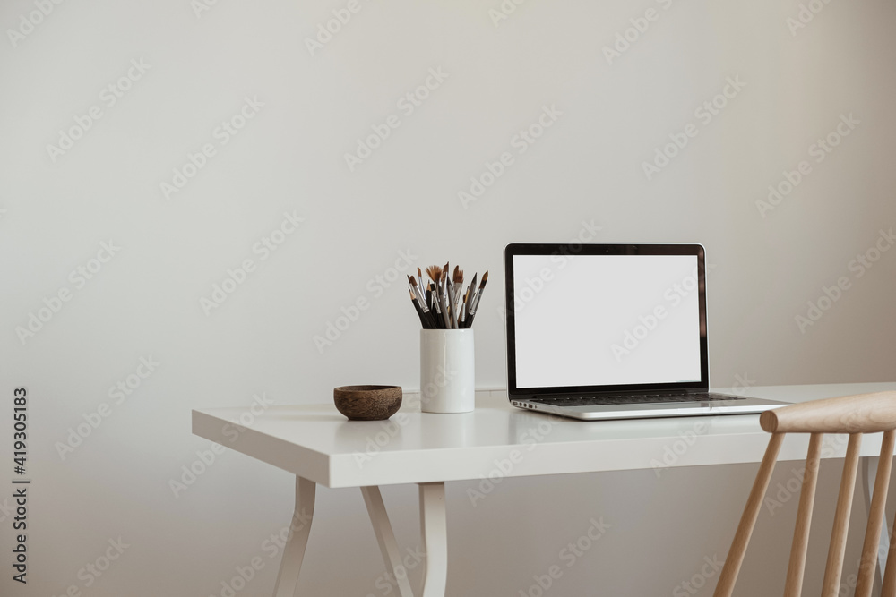 Blank screen laptop computer. Home office desk table workspace. Modern ...
